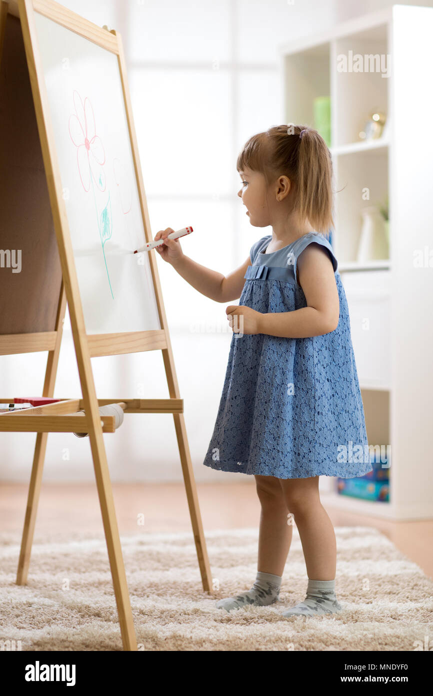 Child girl drawing at home Stock Photo - Alamy