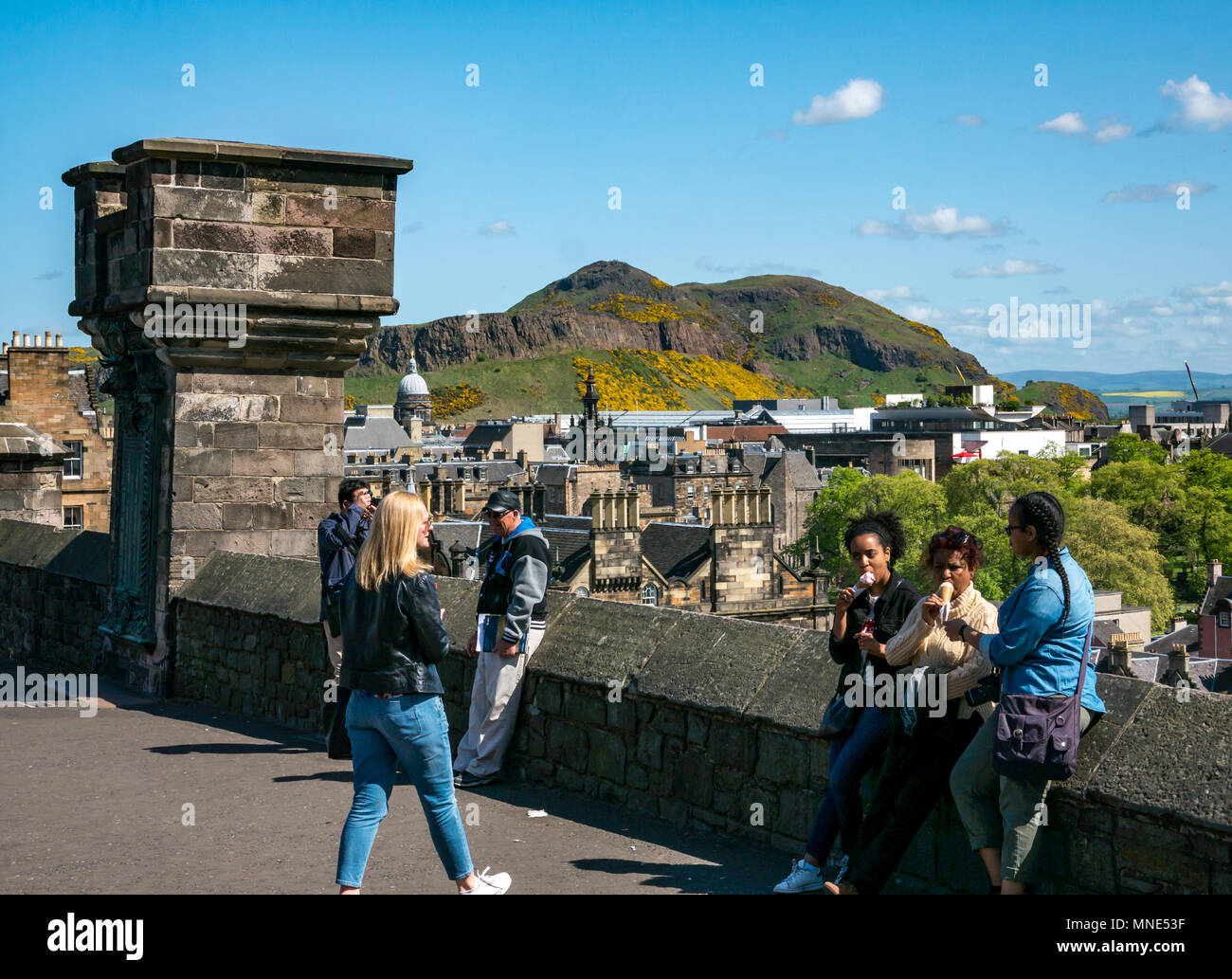 Edinburgh castle tourists ice cream hi-res stock photography and images ...
