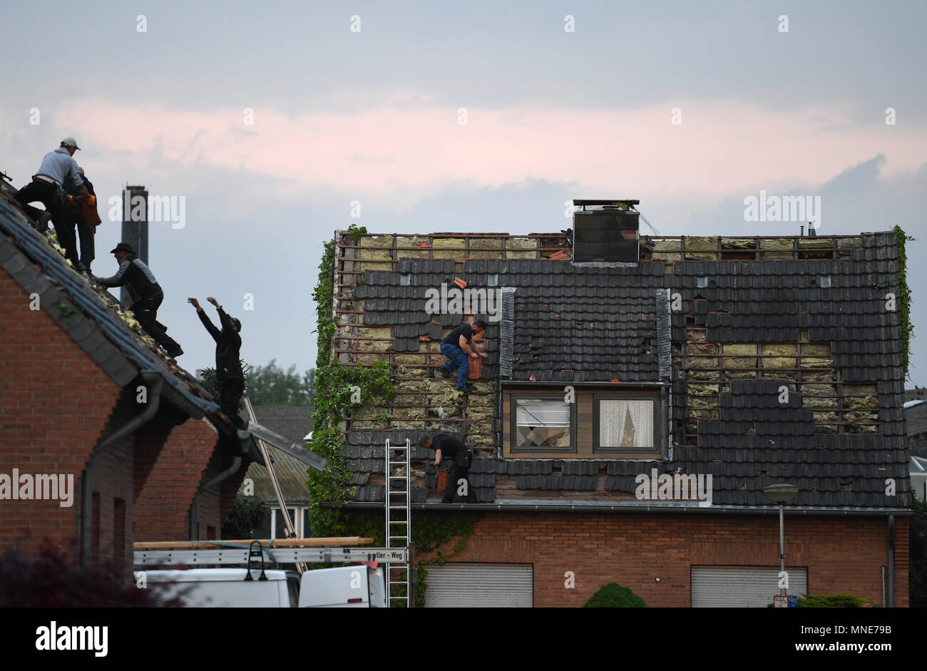 Schwalmtal, Germany. 16 May 2018.Men securing the tiles on a house that ...