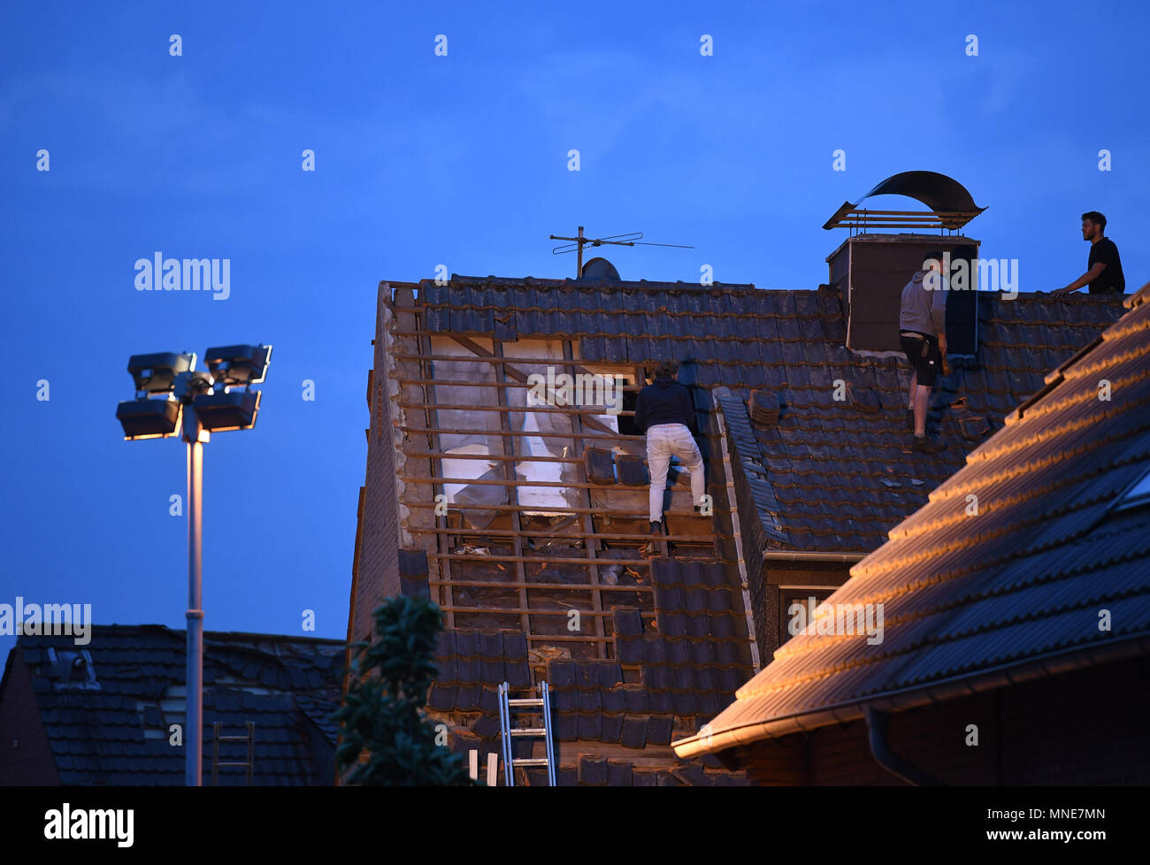 Schwalmtal, Germany. 16 May 2018.Men repairing the roof of a house that ...