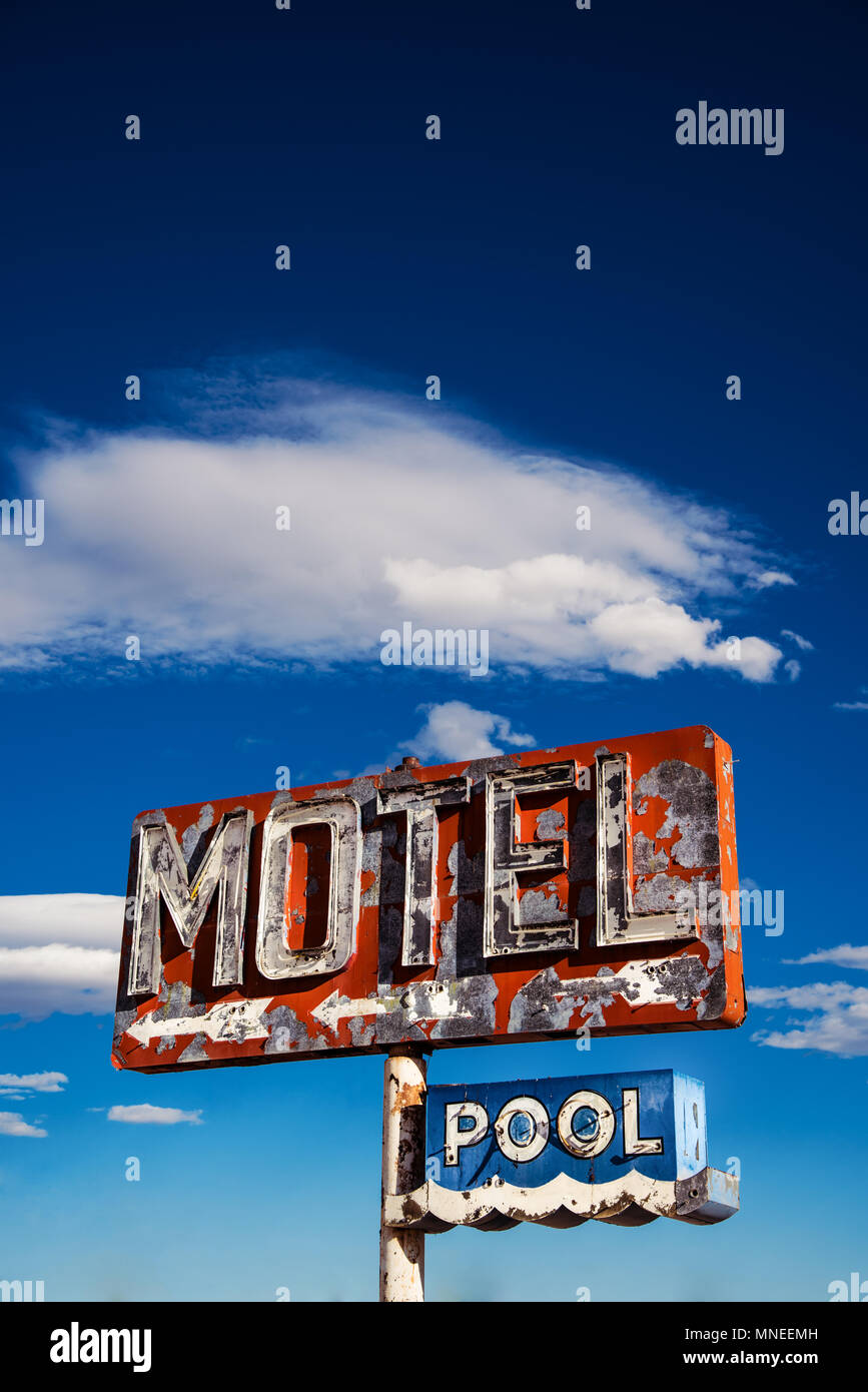 Vintage motel sign hi-res stock photography and images - Alamy