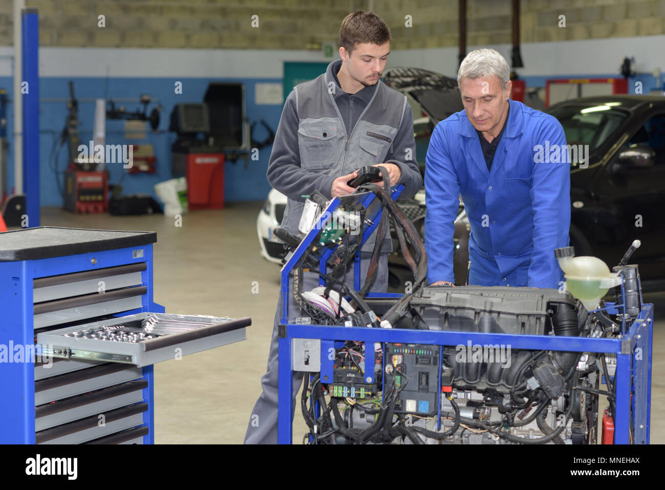 Teen girl mechanic hi-res stock photography and images - Alamy