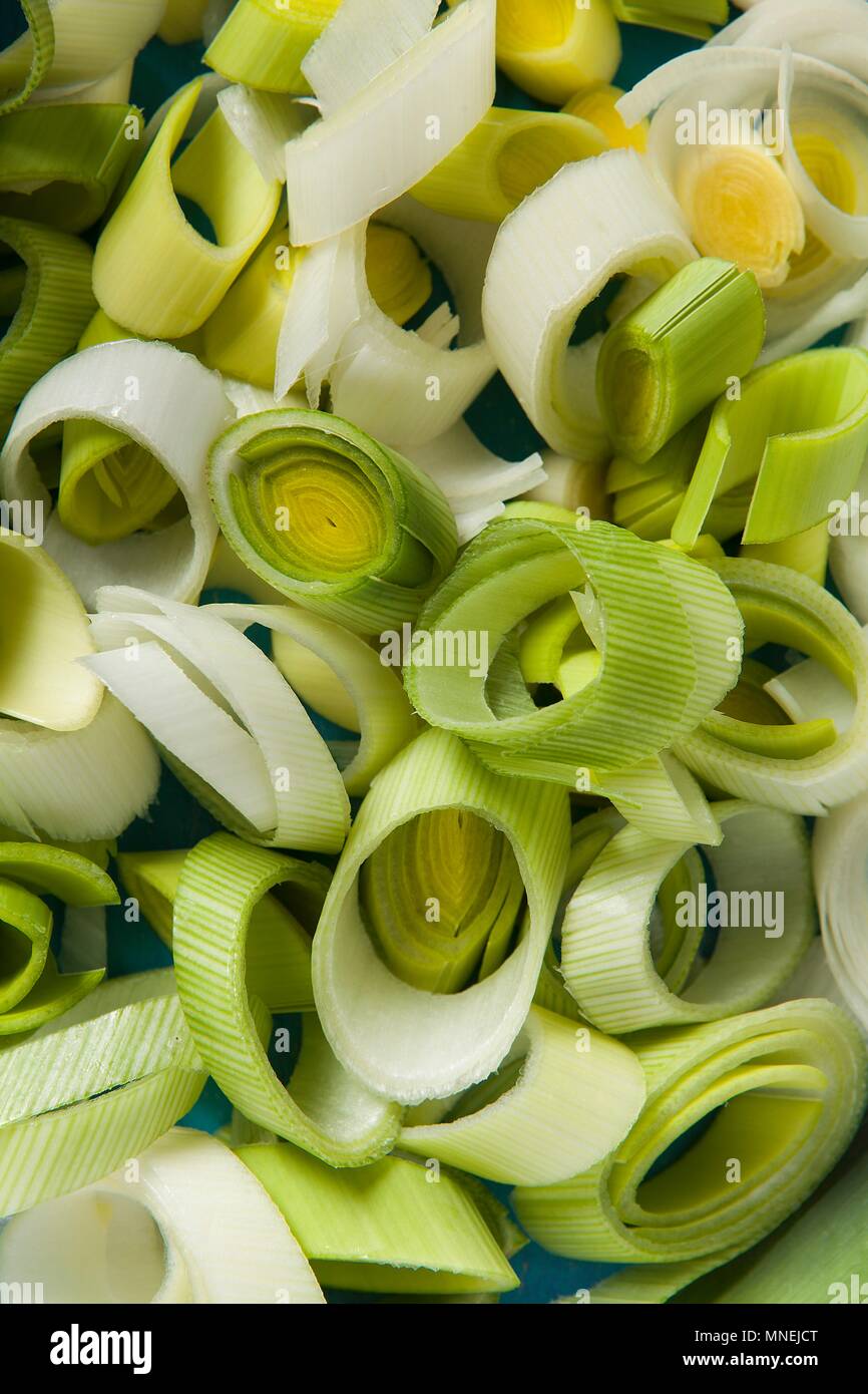 Full frame image of leek slices Stock Photo - Alamy