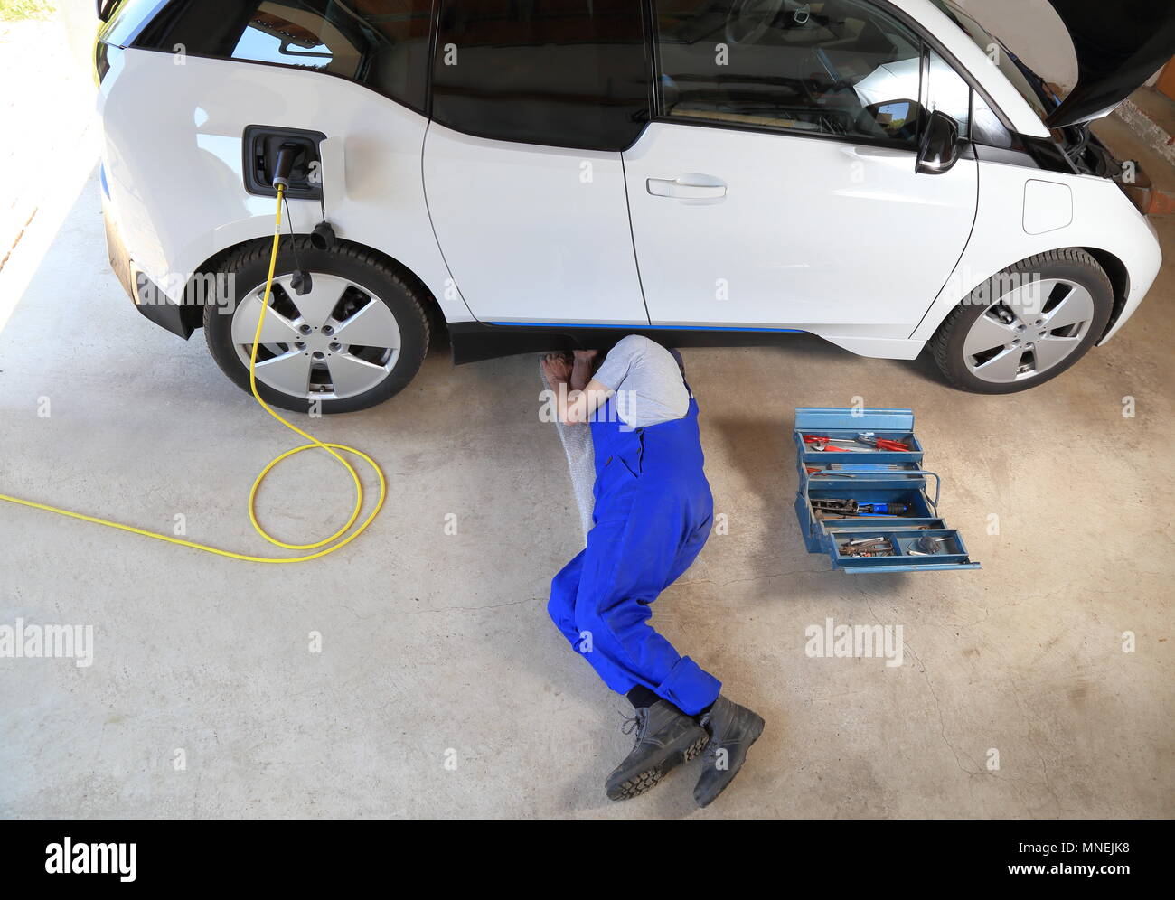 Electric shock man hi-res stock photography and images - Alamy