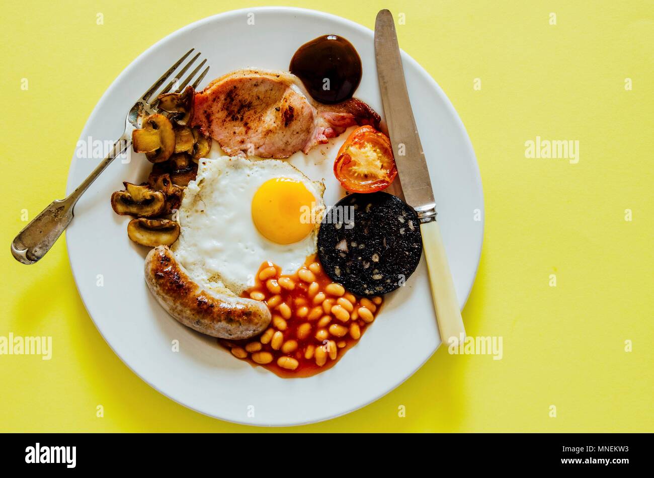 An English breakfast on a plate Stock Photo - Alamy