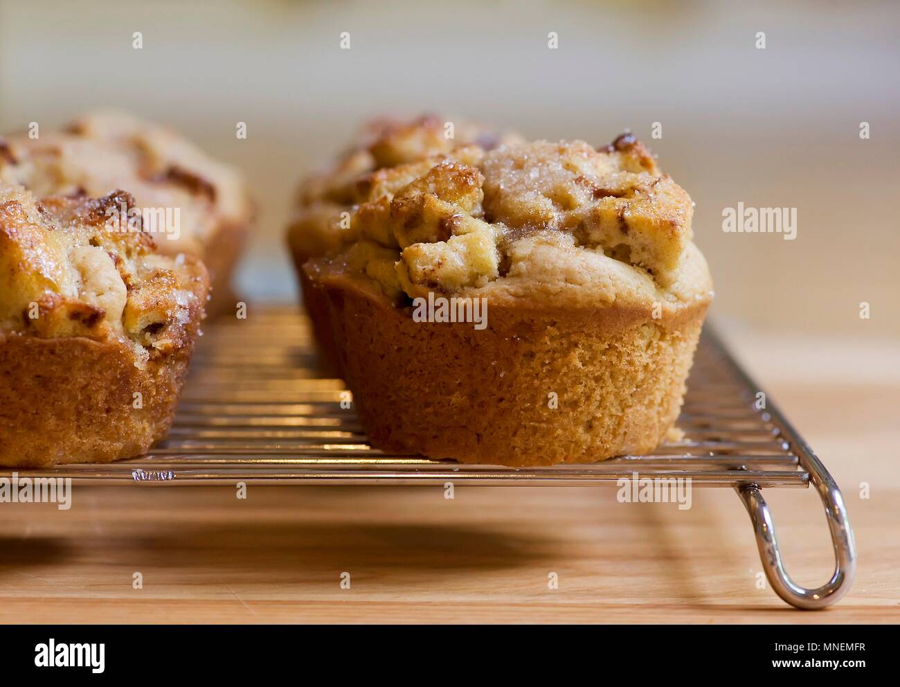 Muffins on wire rack hi-res stock photography and images - Alamy