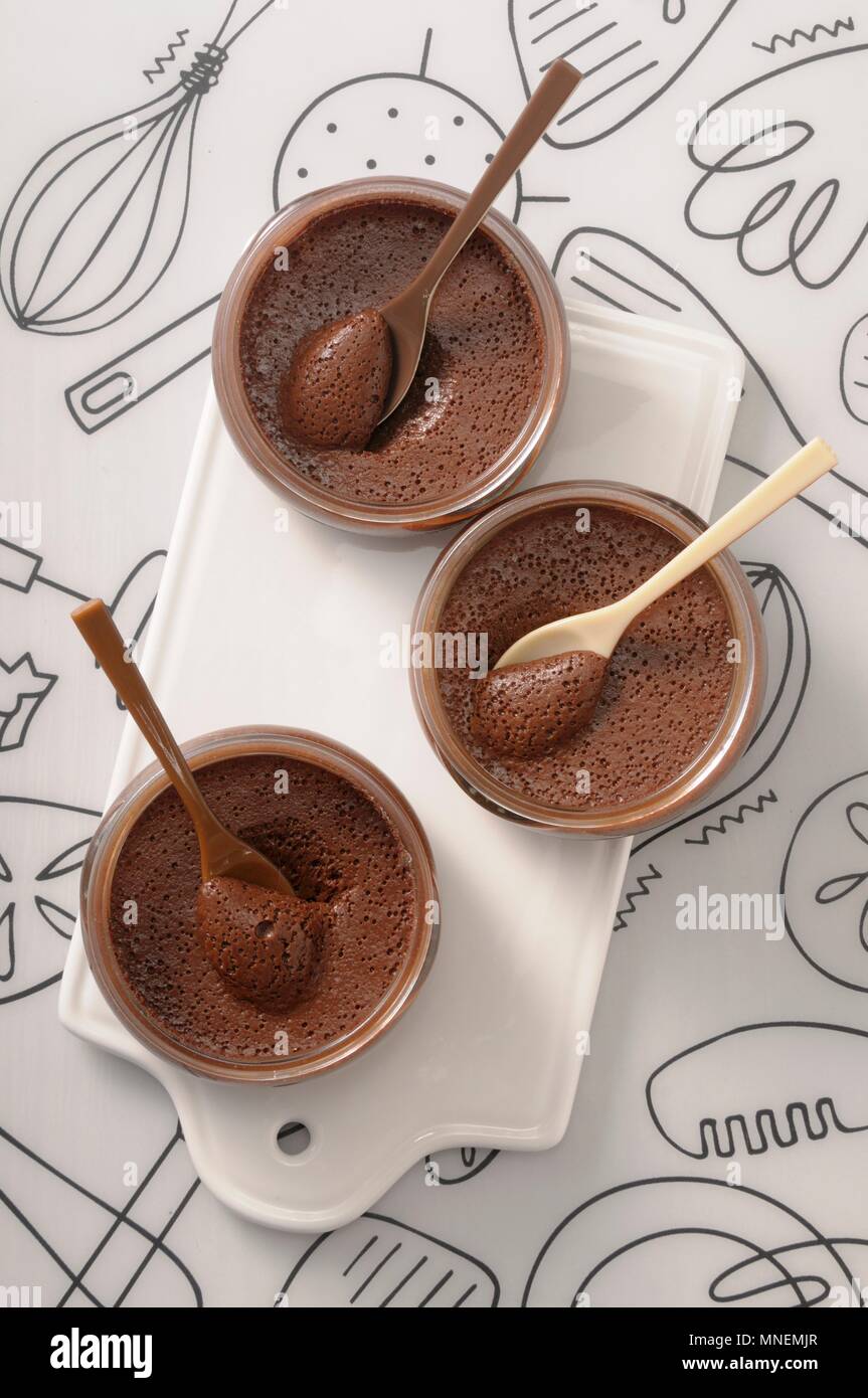 Three bowls of chocolate mousse with spoons Stock Photo - Alamy