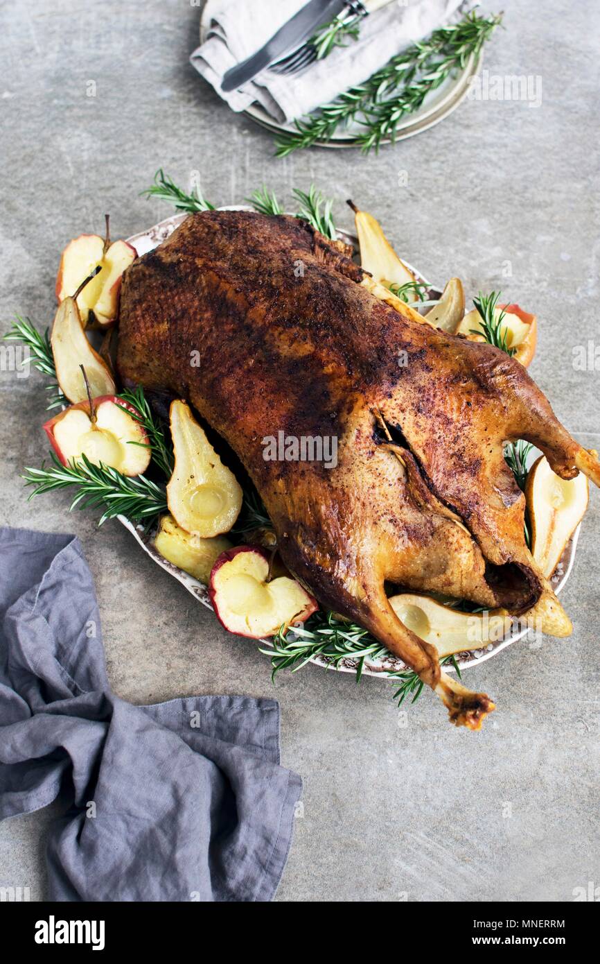 Whole oven ready goose hi-res stock photography and images - Alamy