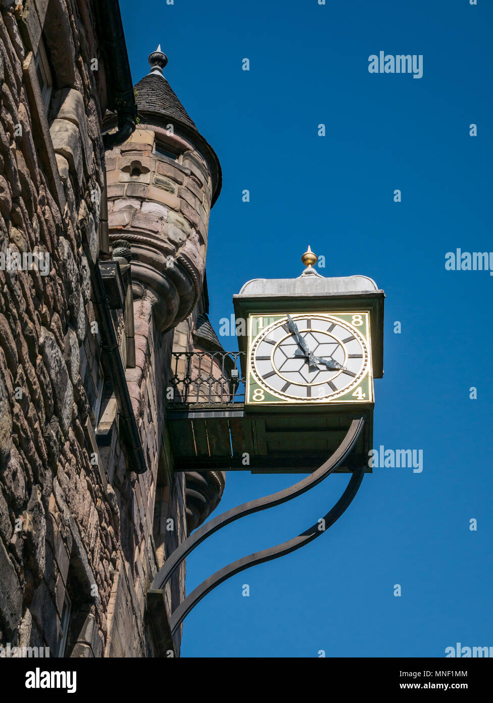 Clock royal mile edinburgh hi-res stock photography and images - Alamy