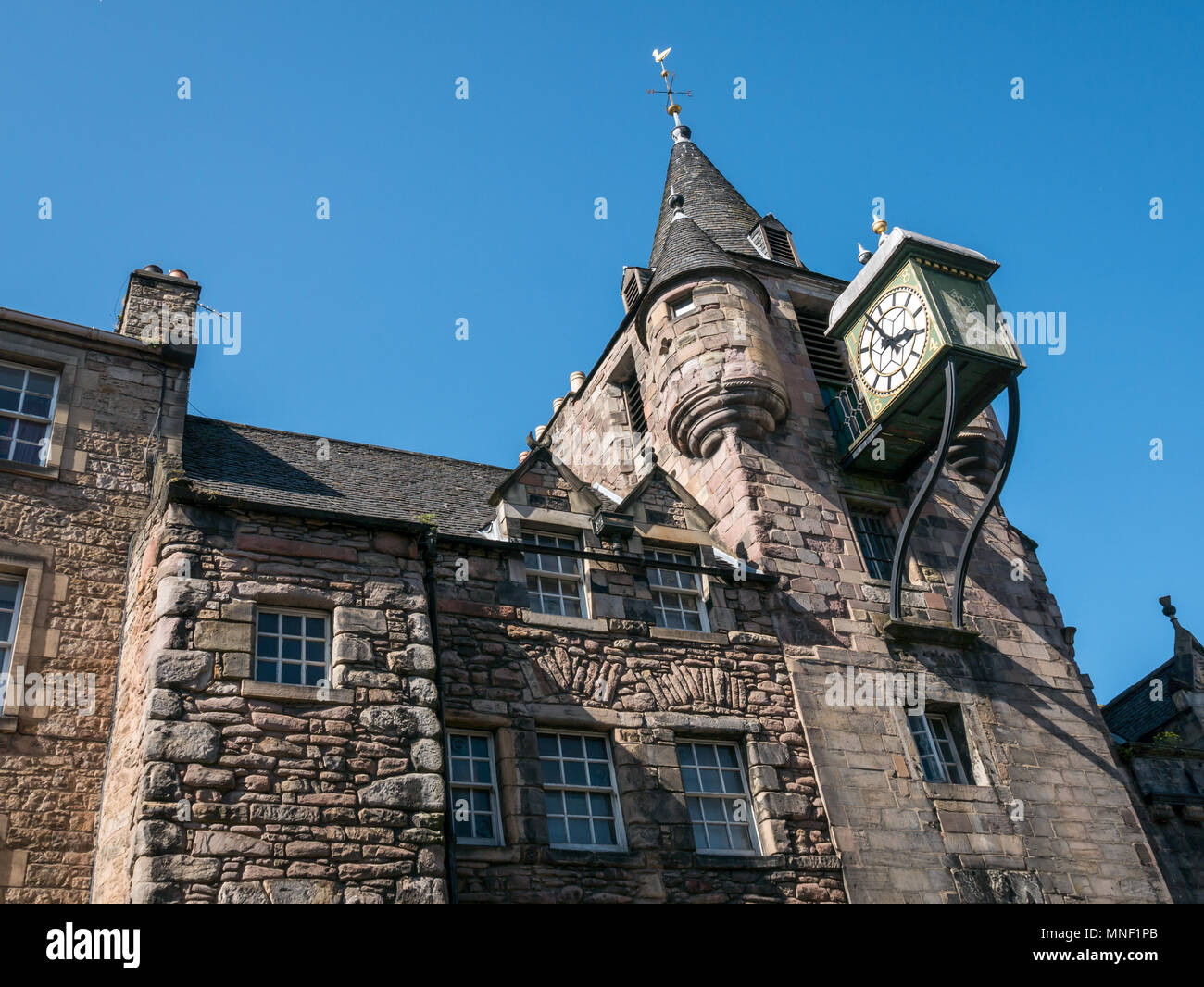 Clock royal mile edinburgh hi-res stock photography and images - Alamy