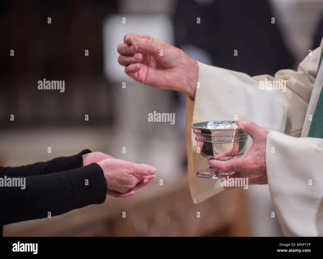 Episcopal methodist eucharist hi-res stock photography and images - Alamy