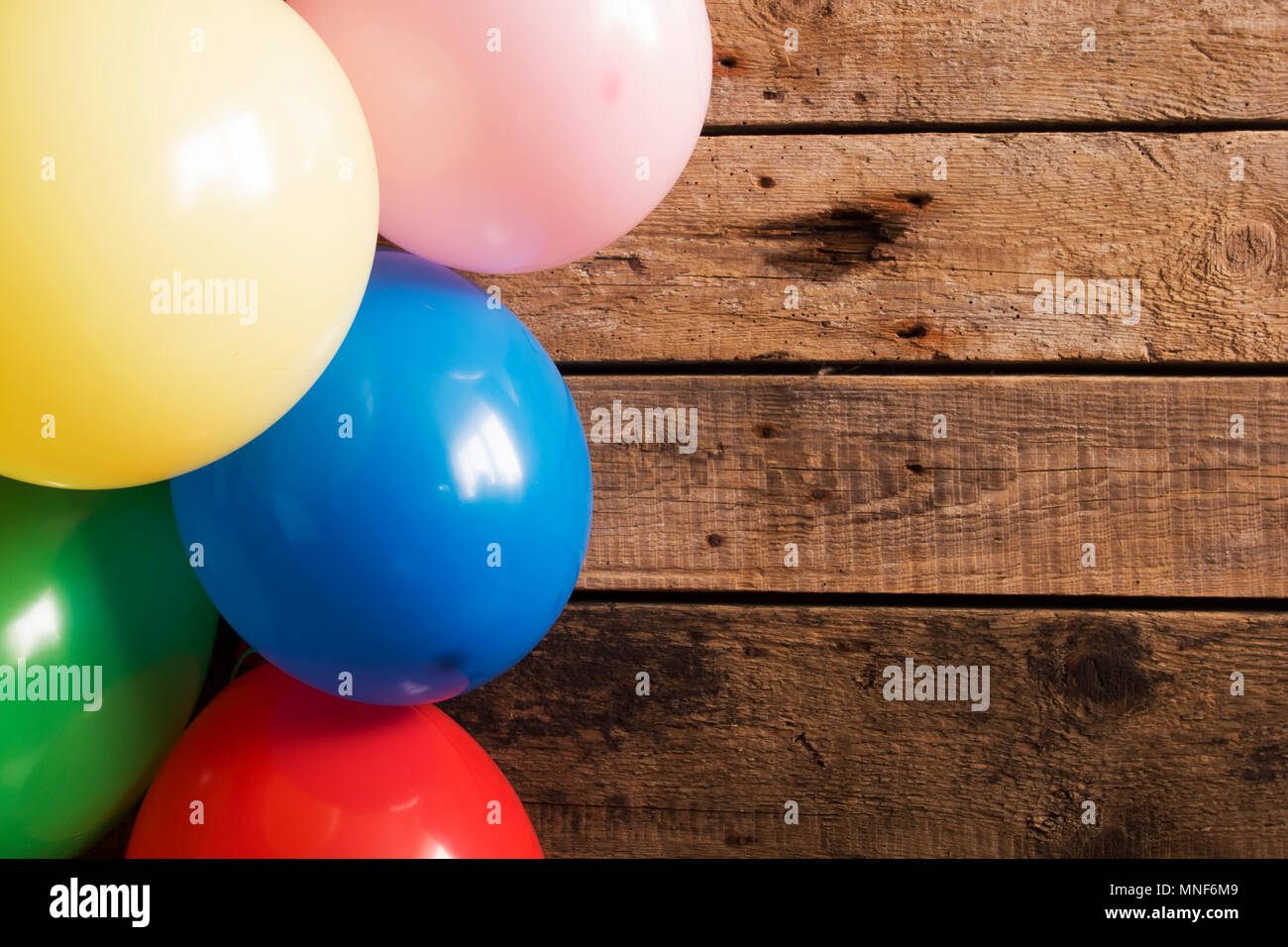 Group of balloons on wooden table. Copy space Stock Photo - Alamy
