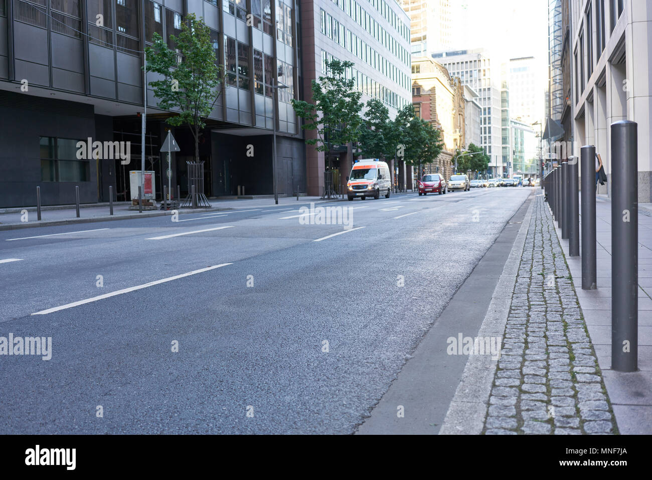 Curb center hi-res stock photography and images - Alamy