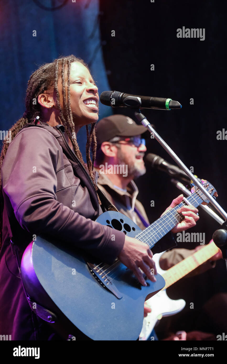 Songwriter and singer hi-res stock photography and images - Alamy