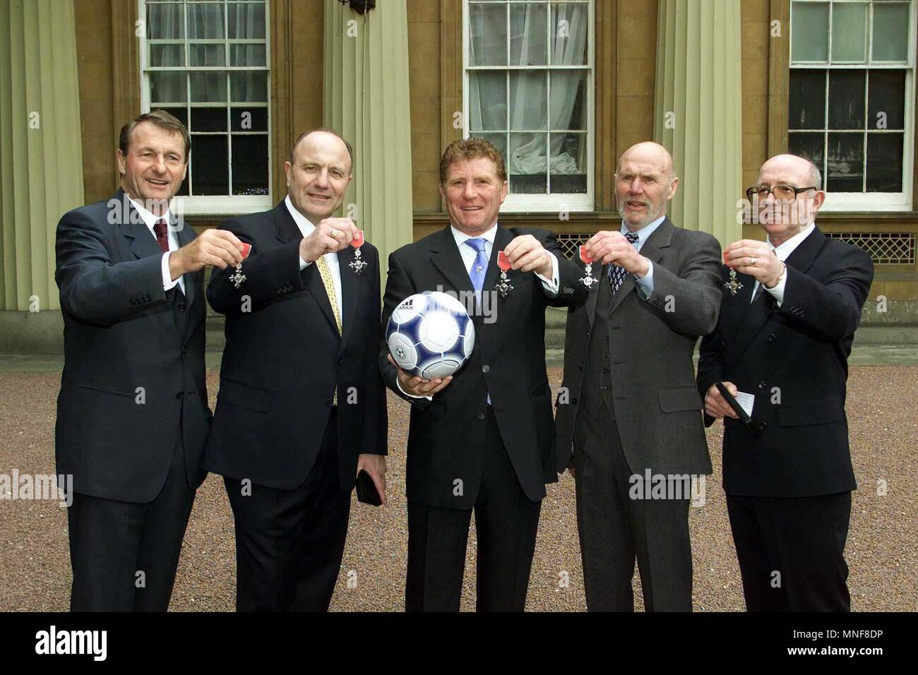 ©Alpha Press M039886 07 03 00 BUCKINGHAM PALACE LONDON 1966 WORLD CUP ...