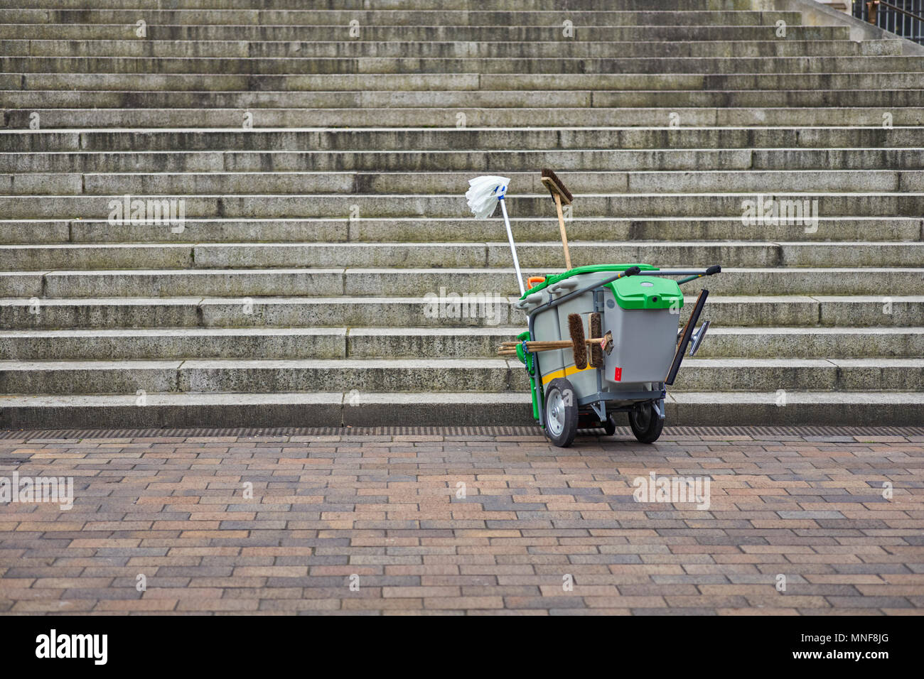 Handcart hi-res stock photography and images - Alamy