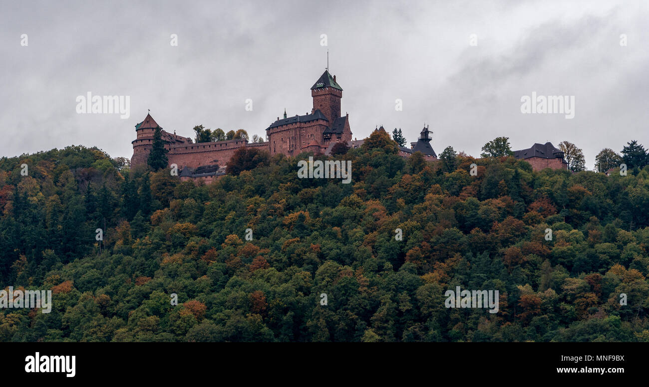 Alsace - Château du Haut-Kœnigsbourg. Elsass - Hohkönigsburg Stock ...