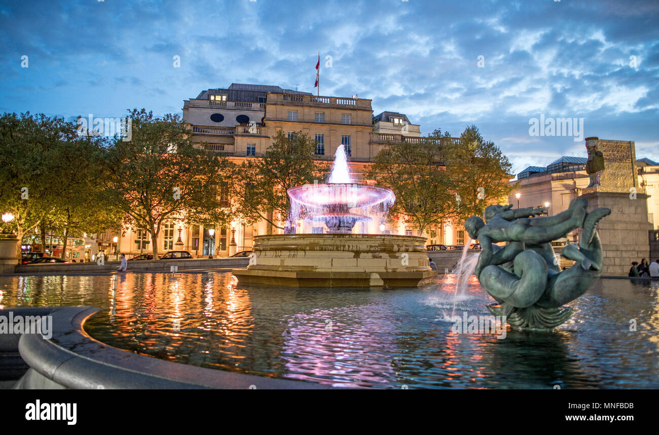 Water fountains trafalgar square hi-res stock photography and images ...