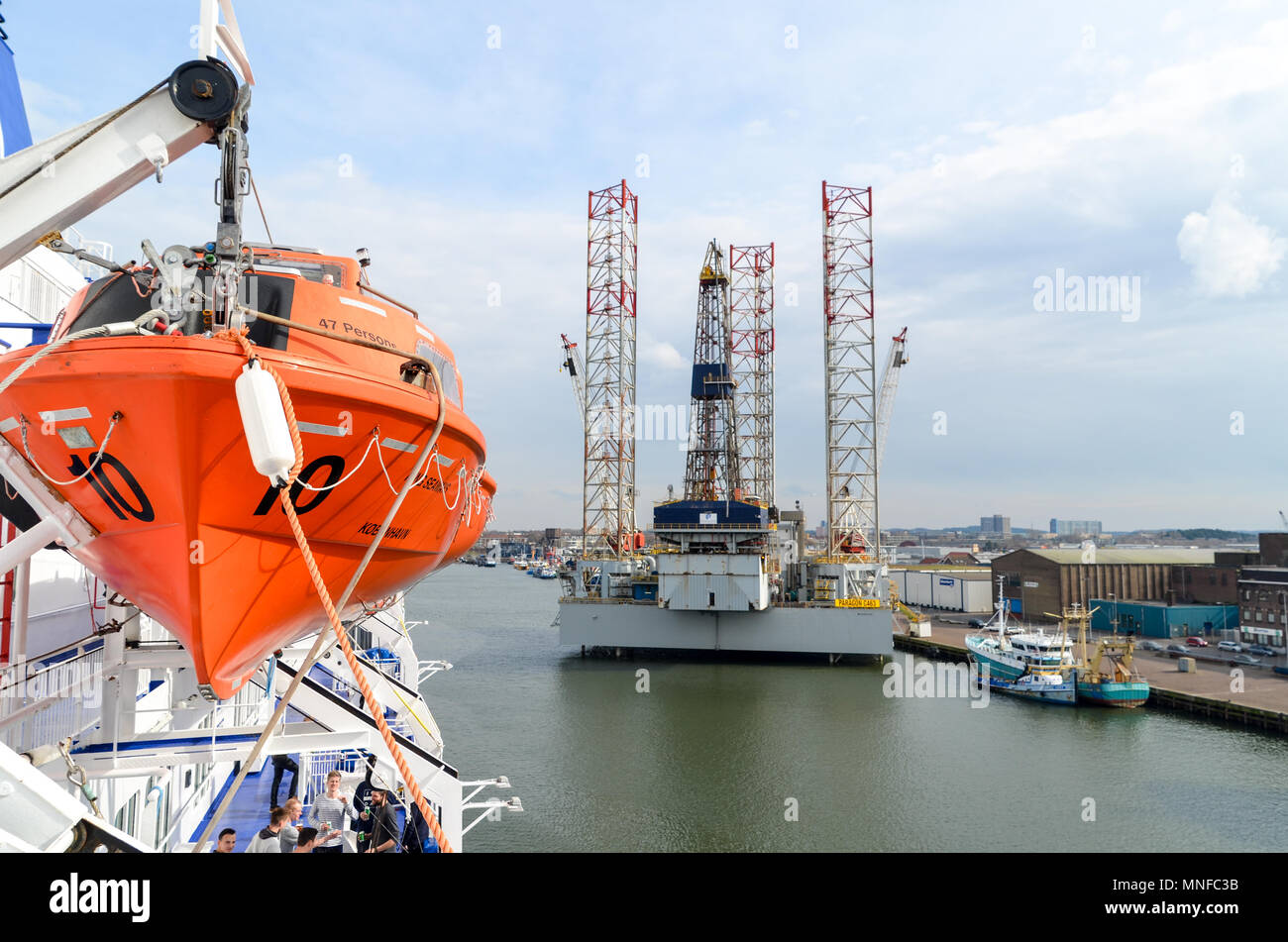 Rescue platform hi-res stock photography and images - Alamy