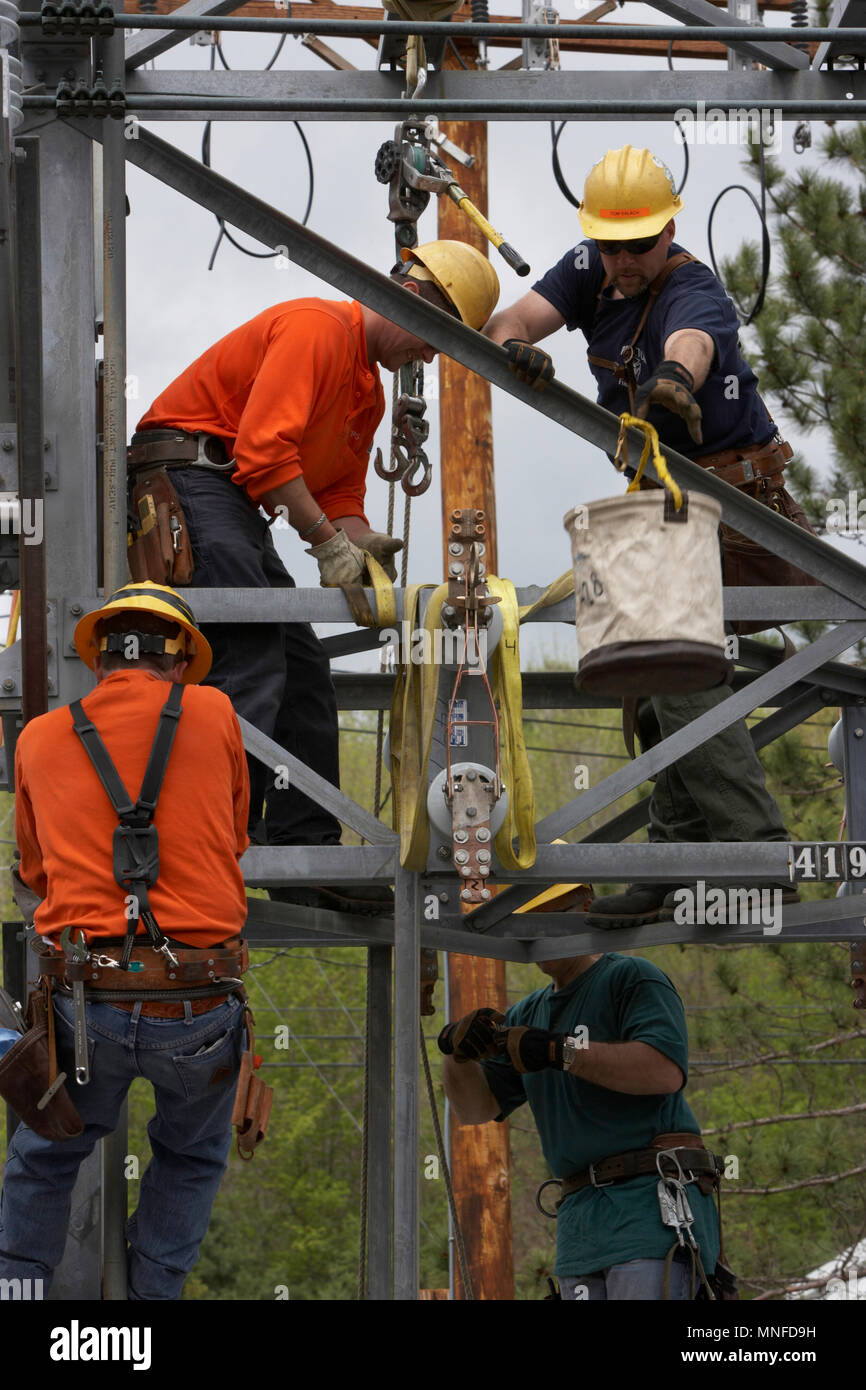 Electric utility lineman hi-res stock photography and images - Alamy