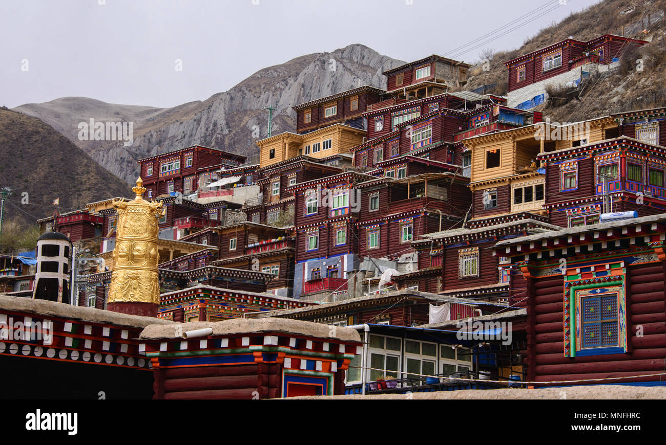 Colourful timber homes in Dege, Sichuan, China Stock Photo - Alamy