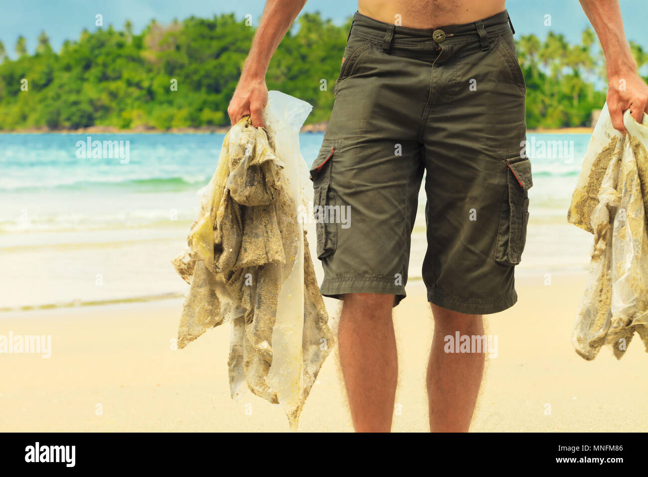 Volunteers clean beaches hi-res stock photography and images - Alamy
