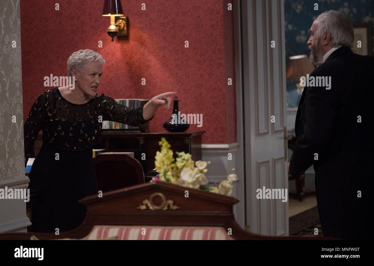 Jonathan pryce and wife hi-res stock photography and images - Alamy