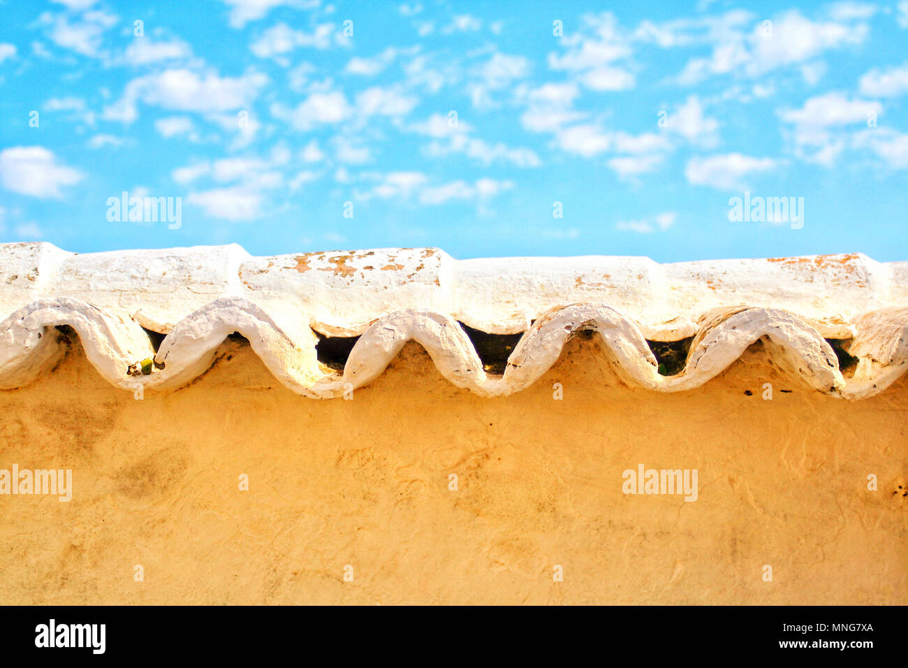 Blue and white wall tiles hi-res stock photography and images - Alamy