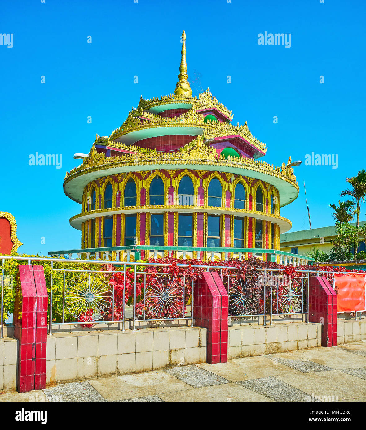 Yoe pagoda hi-res stock photography and images - Alamy