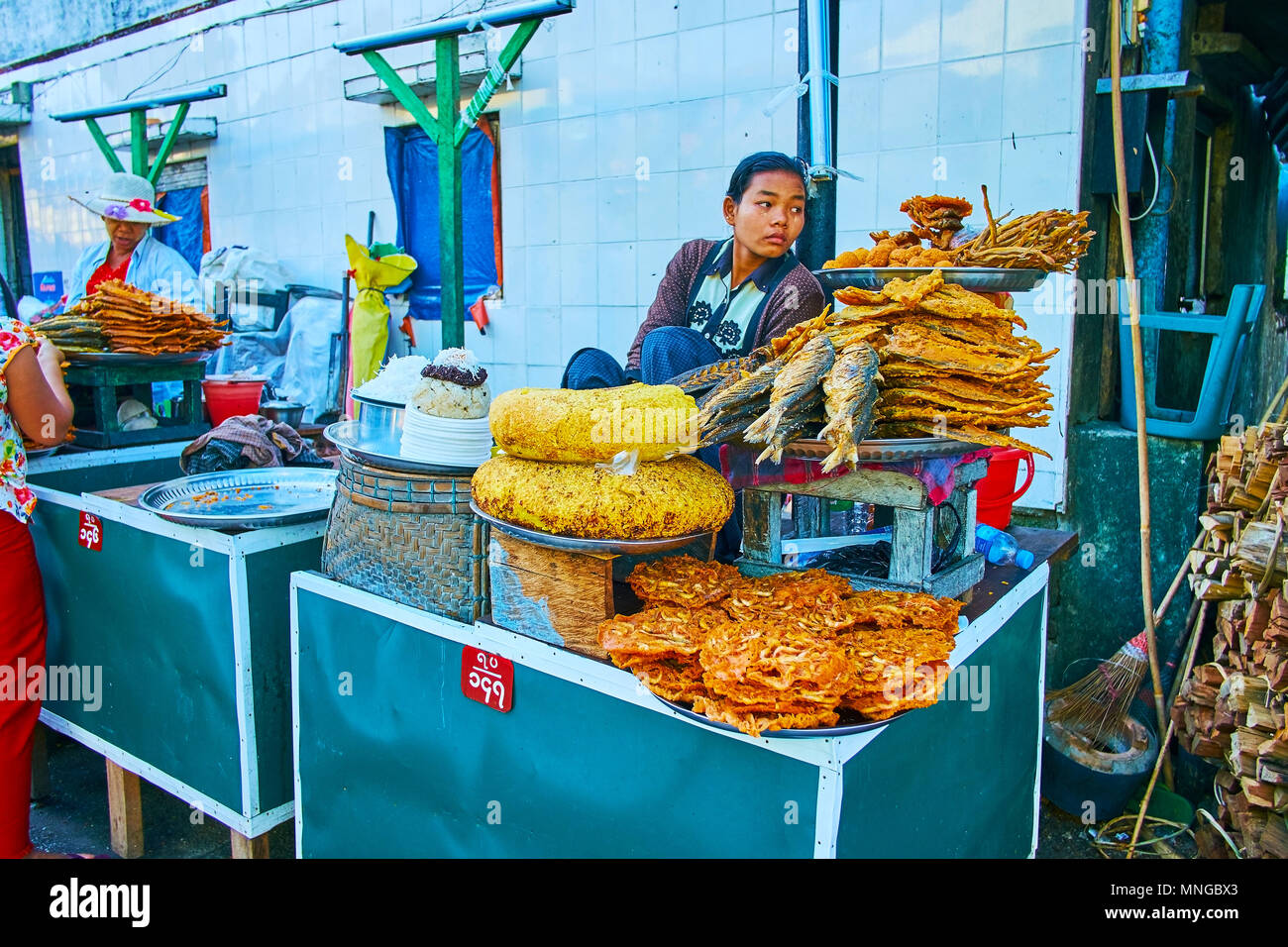 Fried prawn fritters hi-res stock photography and images - Alamy
