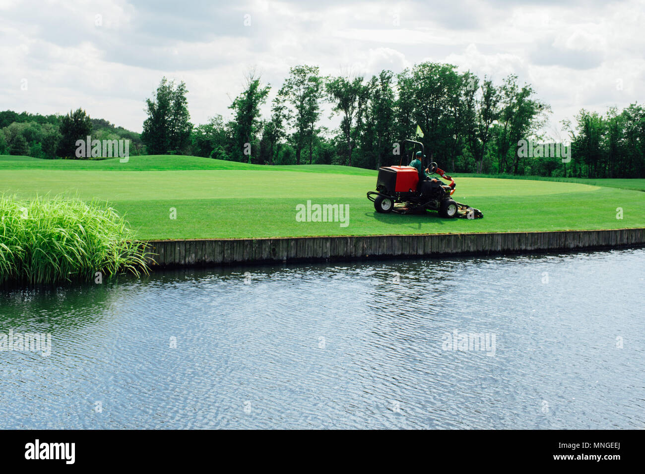 Mowing golf course hi-res stock photography and images - Alamy