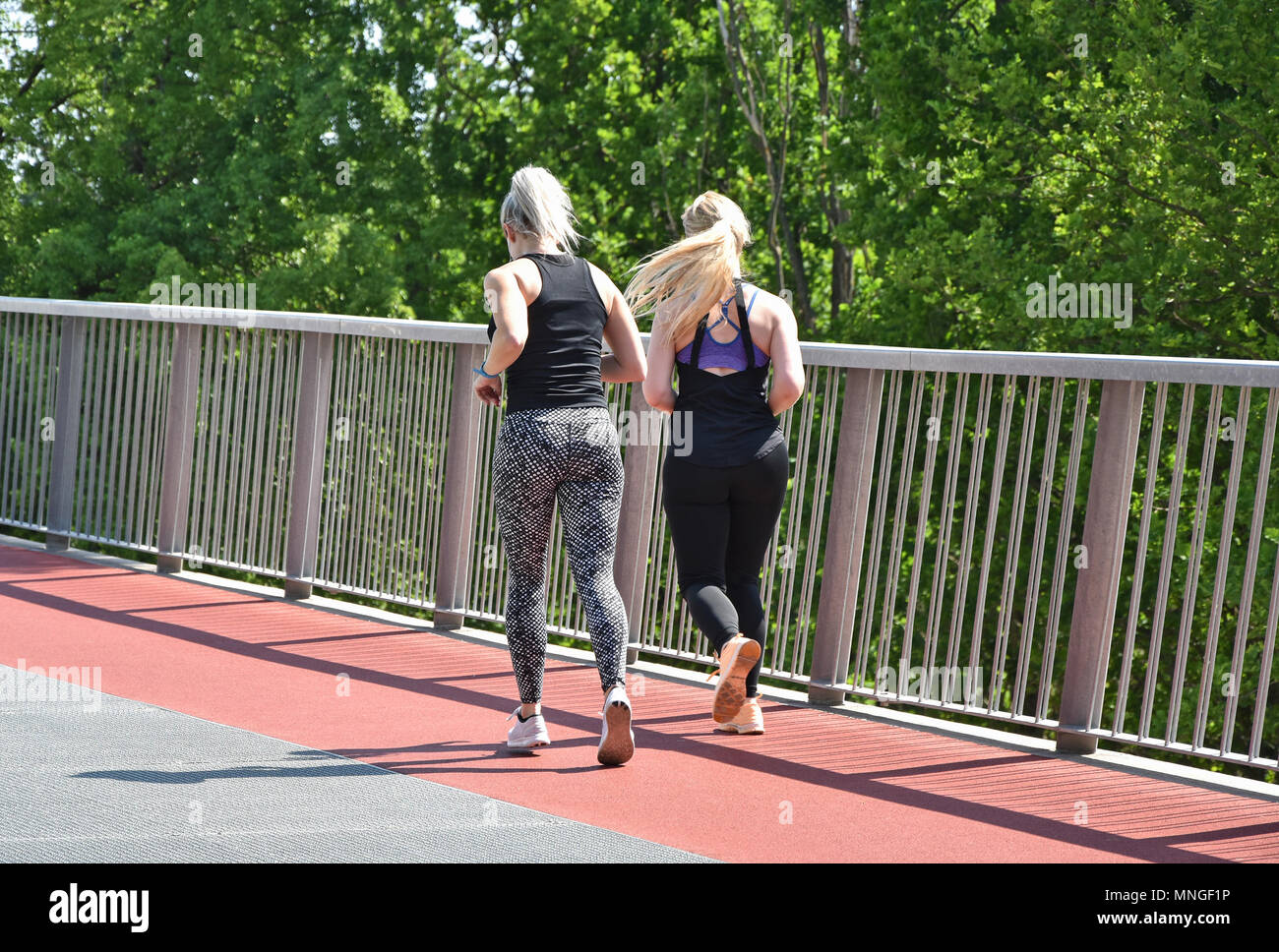 Two women sprinting hi-res stock photography and images - Alamy