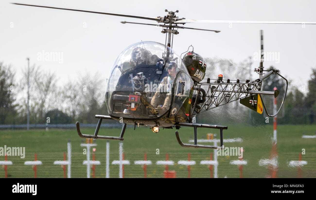 Bell 47 helicopter hi-res stock photography and images - Alamy