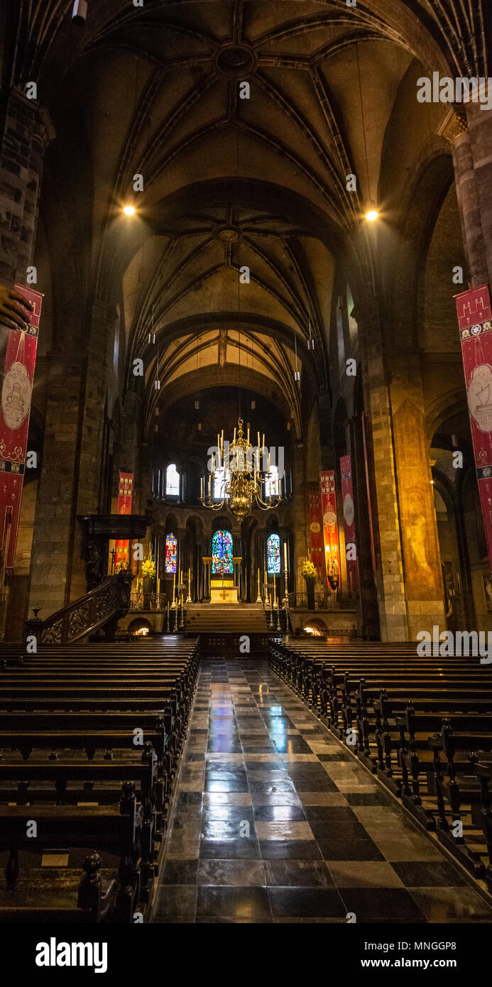 Church interior altar stained hi-res stock photography and images - Alamy