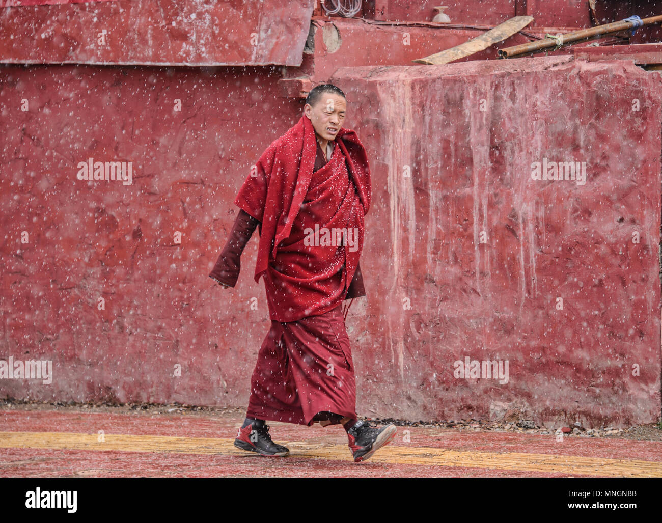 Tibet monks in snow hi-res stock photography and images - Alamy