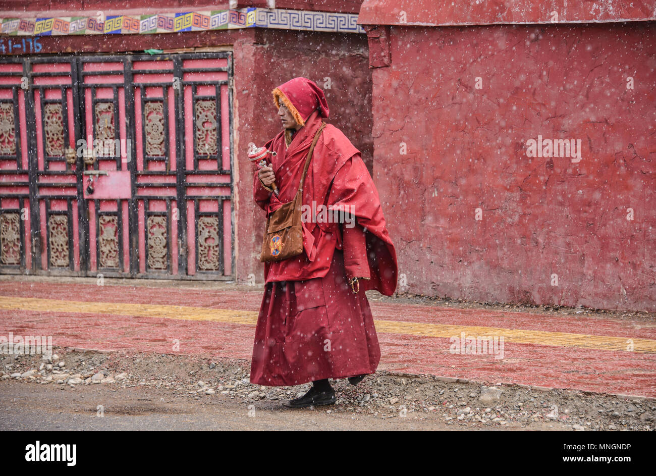 Tibet monks in snow hi-res stock photography and images - Alamy
