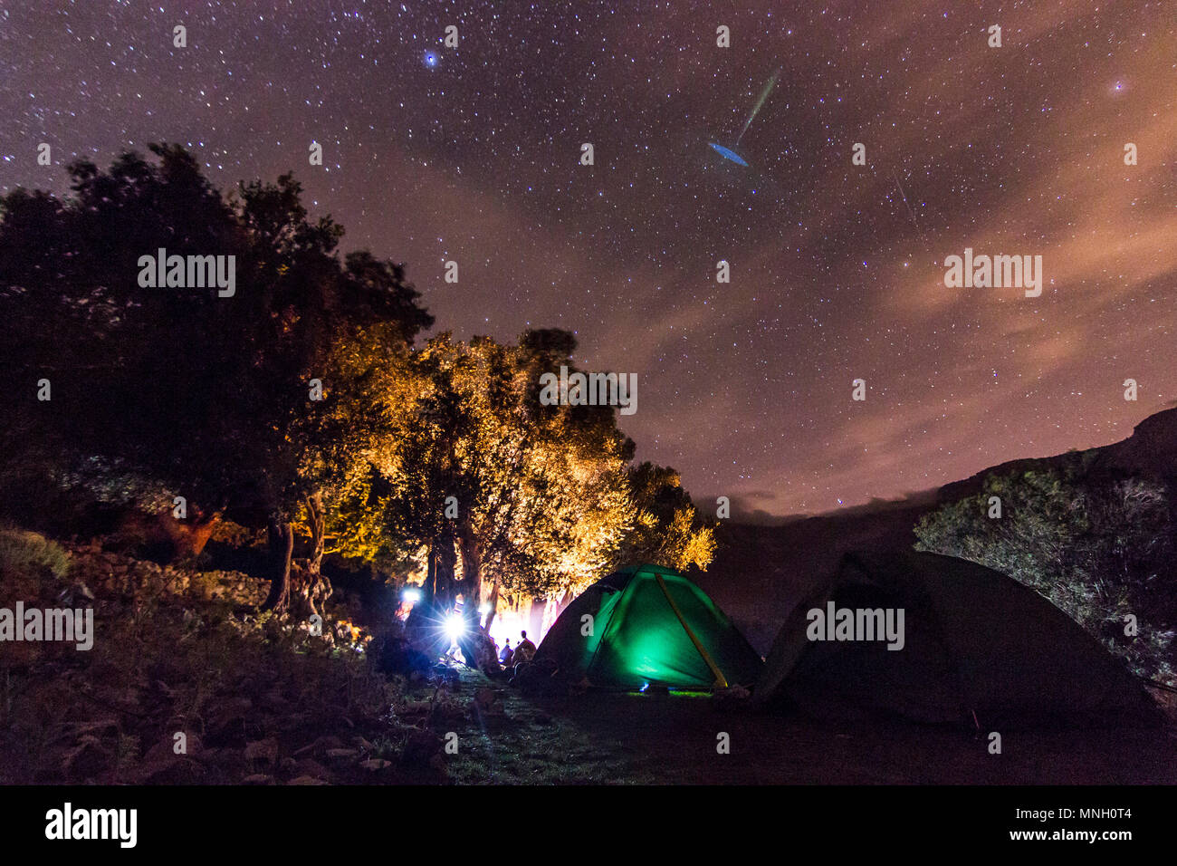Campfire night tent stars hi-res stock photography and images - Alamy
