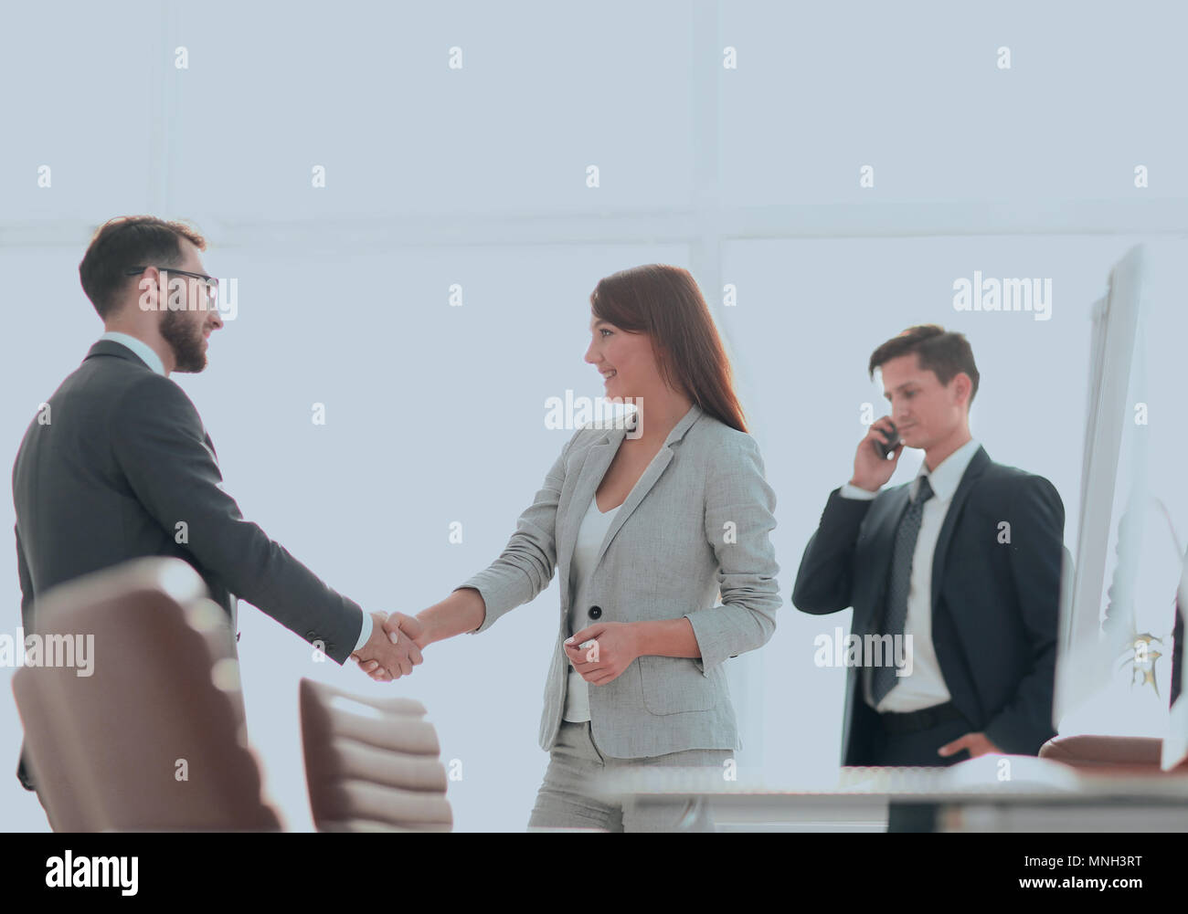 welcome handshake Manager and the client Stock Photo - Alamy