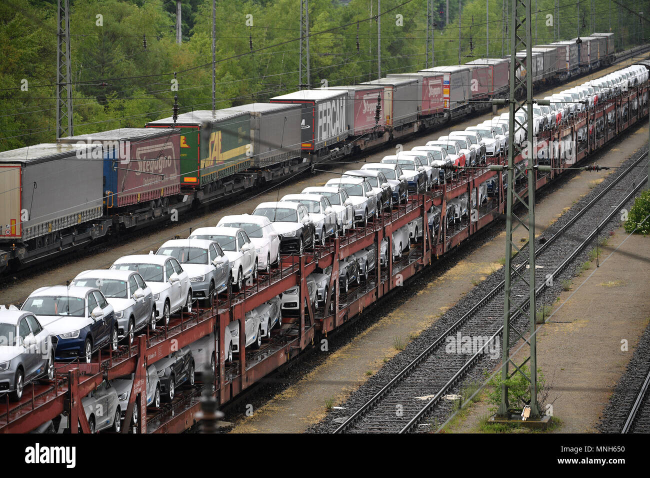 New cars transported by rail hi-res stock photography and images - Alamy