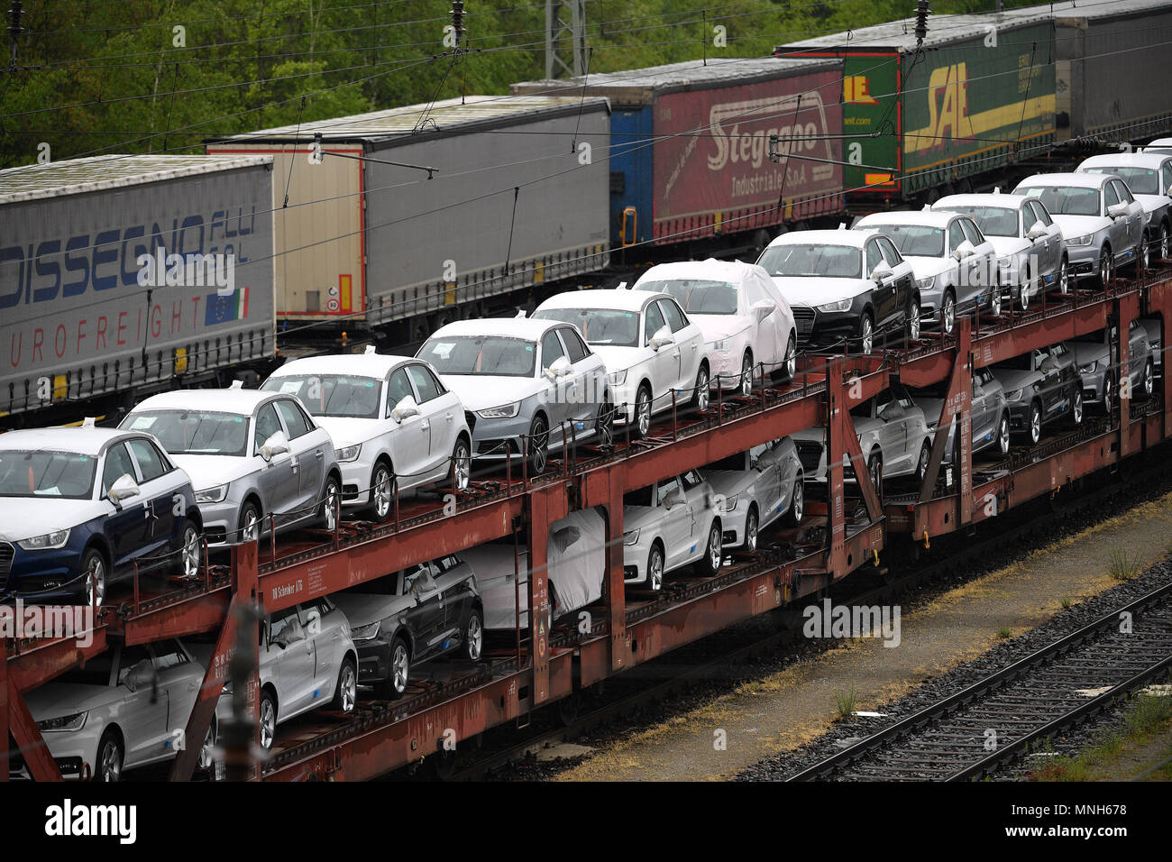 Rail freight traffic, goods traffic, freight car transport, new cars ...