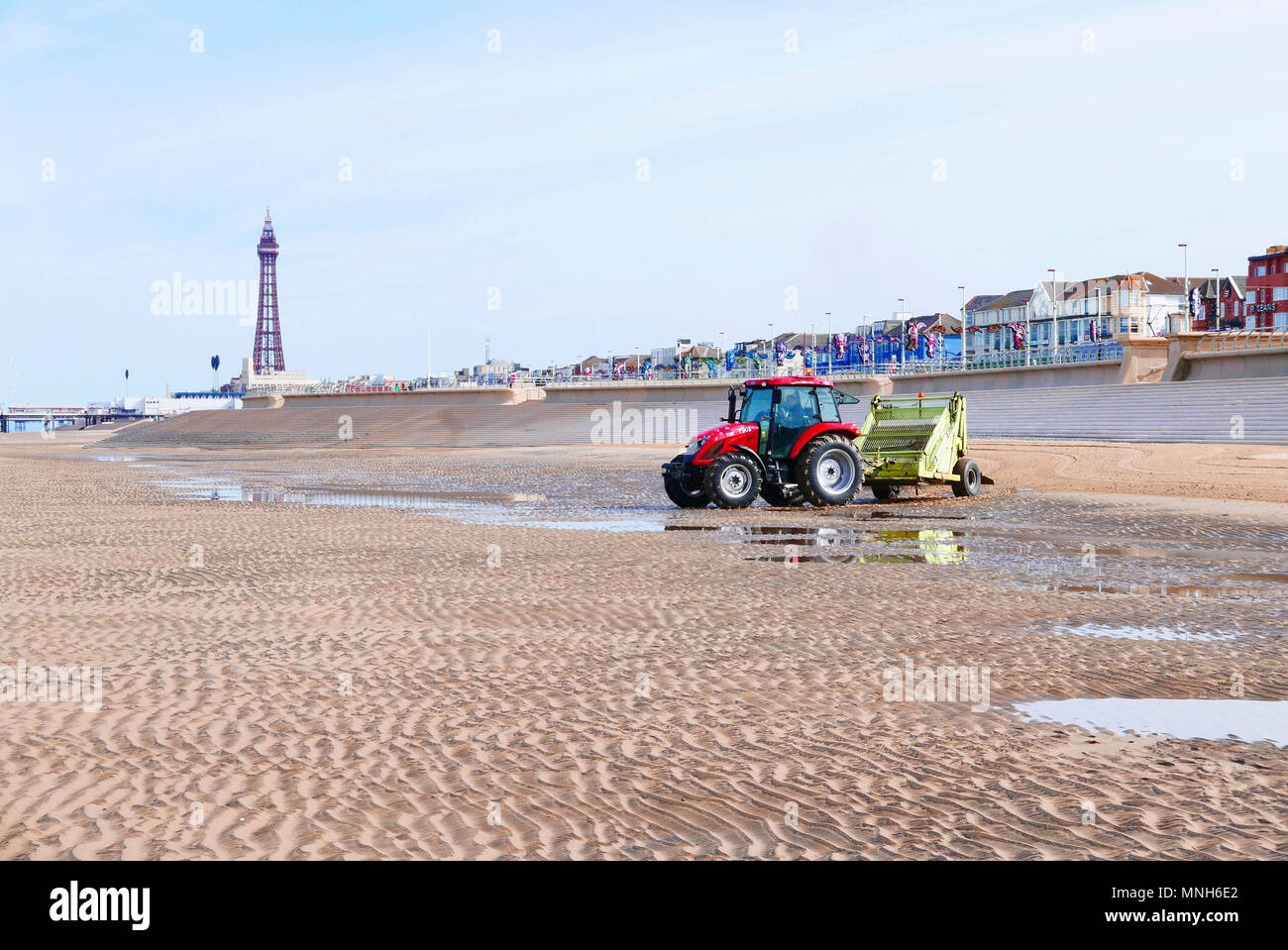 Blackpool,UK. 17th May 2018. A tractor pulling a surf rake prepares ...