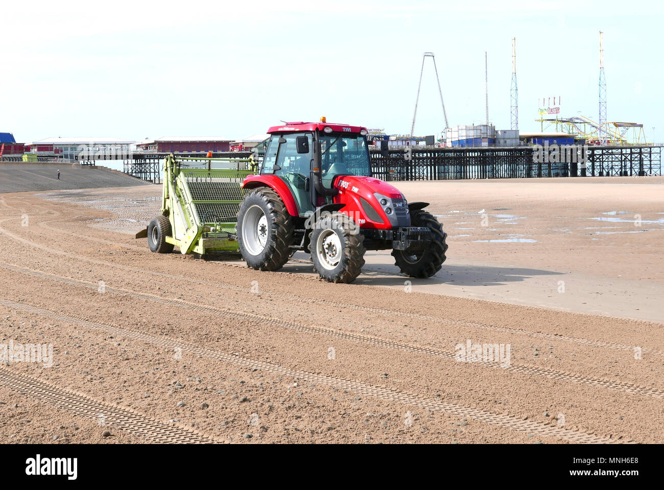 Blackpool,UK. 17th May 2018. A tractor pulling a surf rake prepares ...