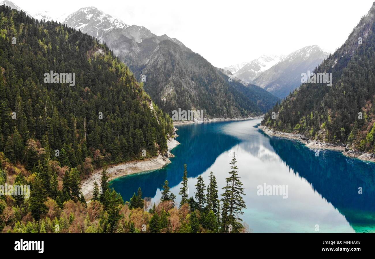 Long lake jiuzhaigou hi-res stock photography and images - Alamy