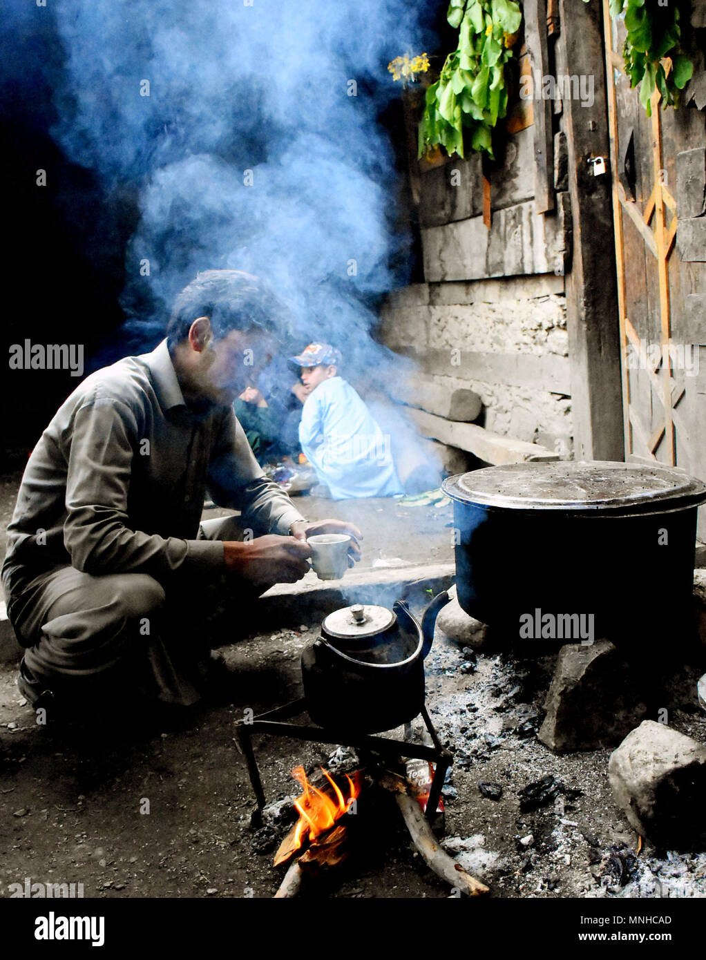 (180518) -- KALASH VALLEY (PAKISTAN), May 18, 2018 (Xinhua) -- A Kalash ...