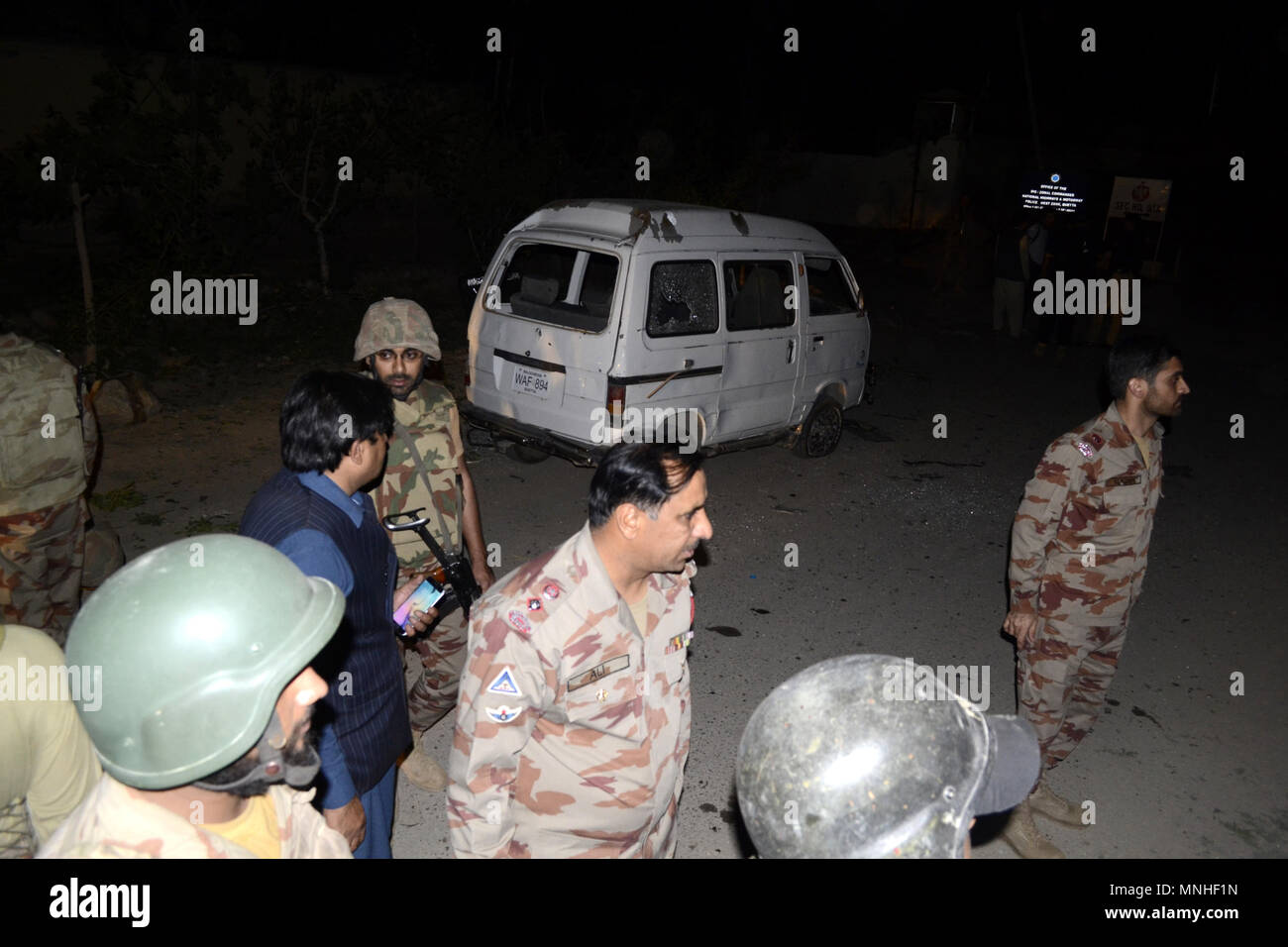 Quetta, Pakistan. 17th May, 2018. Pakistani soldiers inspect the attack ...