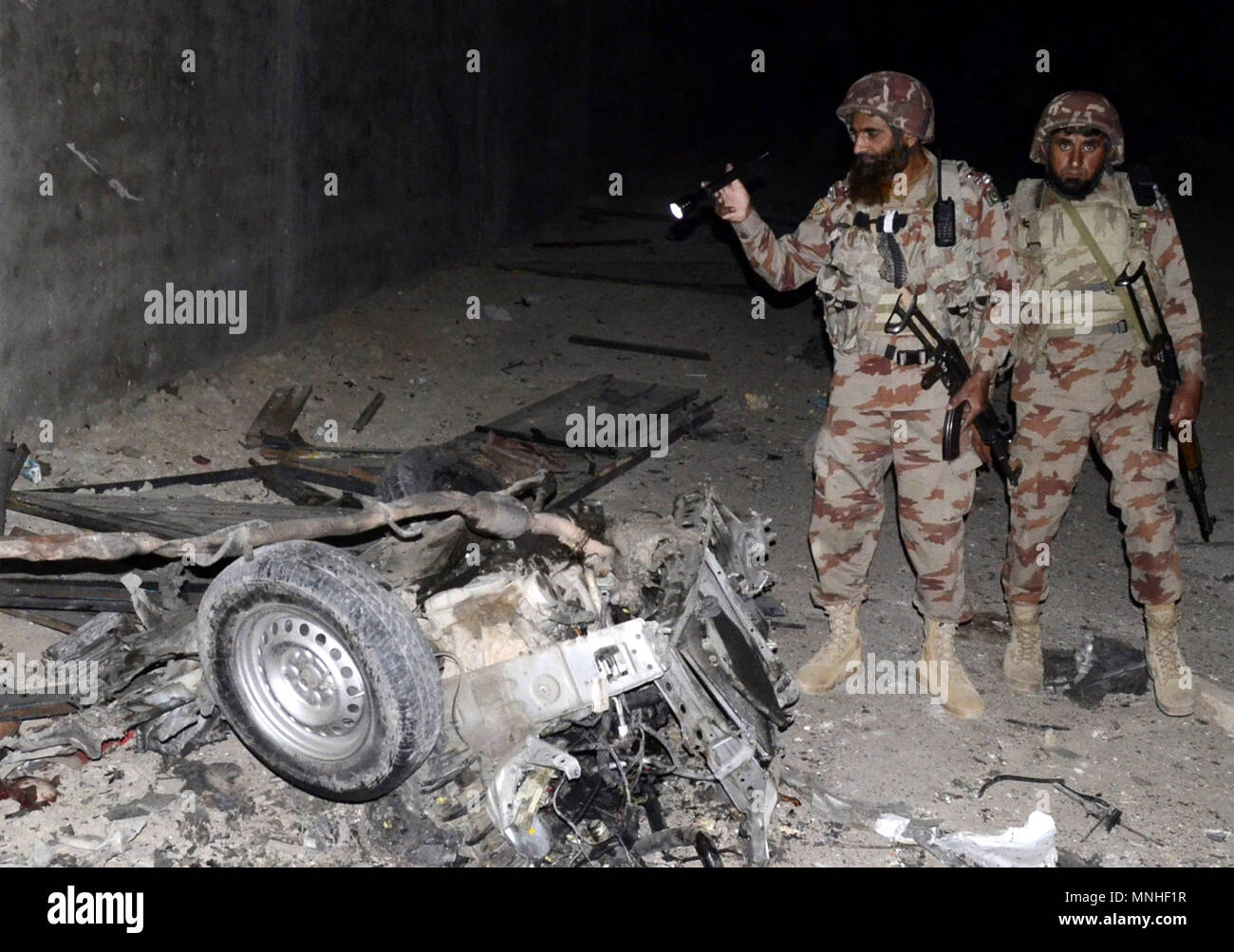 Quetta, Pakistan. 17th May, 2018. Pakistani soldiers inspect the attack ...