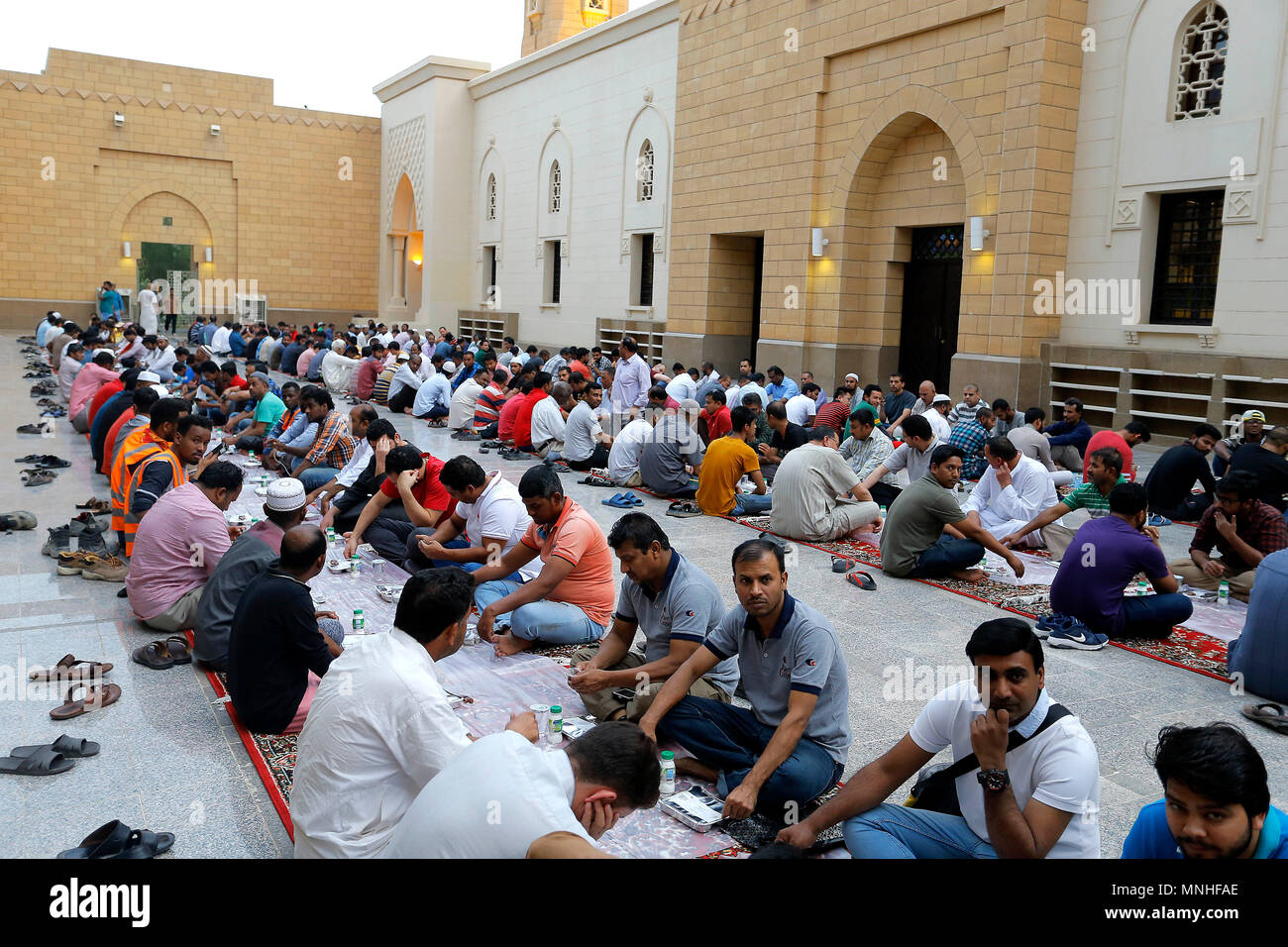 Saudi people eating hi-res stock photography and images - Alamy