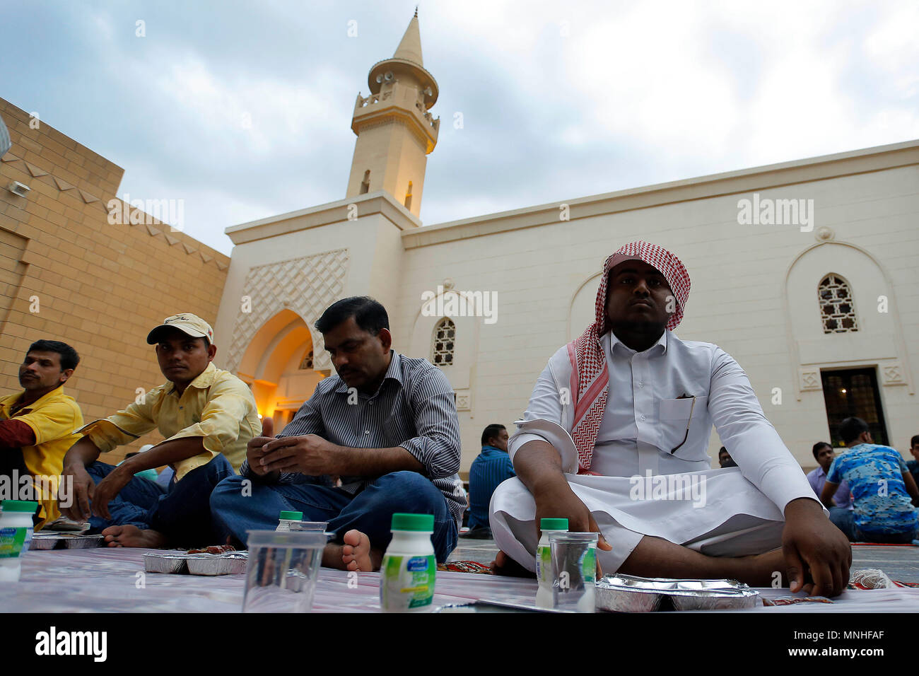 Saudi people eating hi-res stock photography and images - Alamy