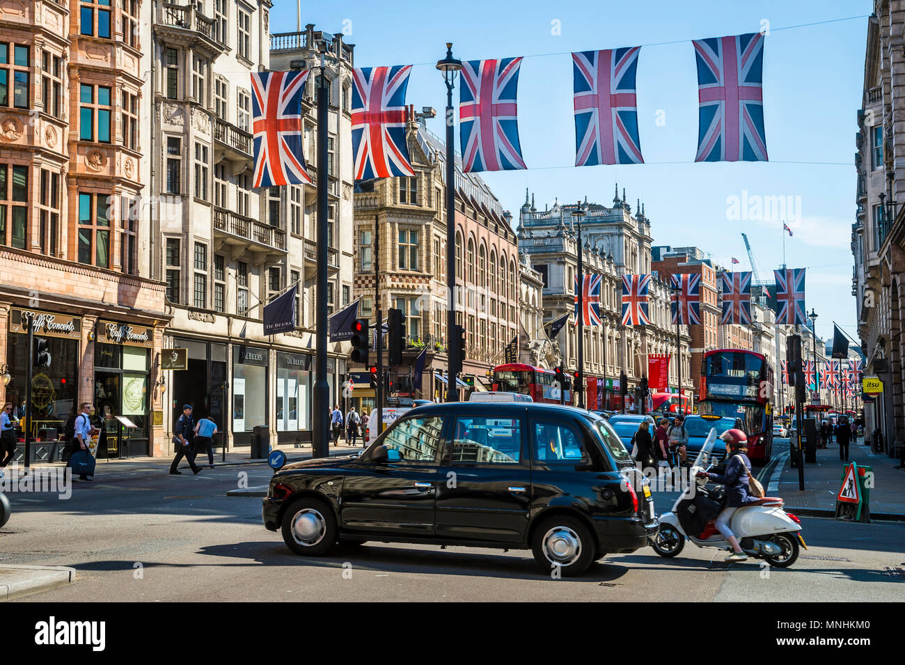 Union jack black cab hi-res stock photography and images - Alamy
