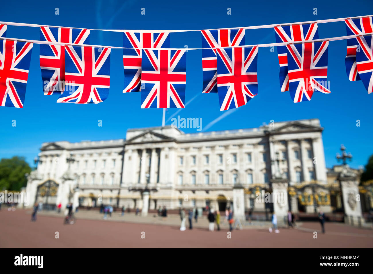 Buckingham palace flag hi-res stock photography and images - Alamy